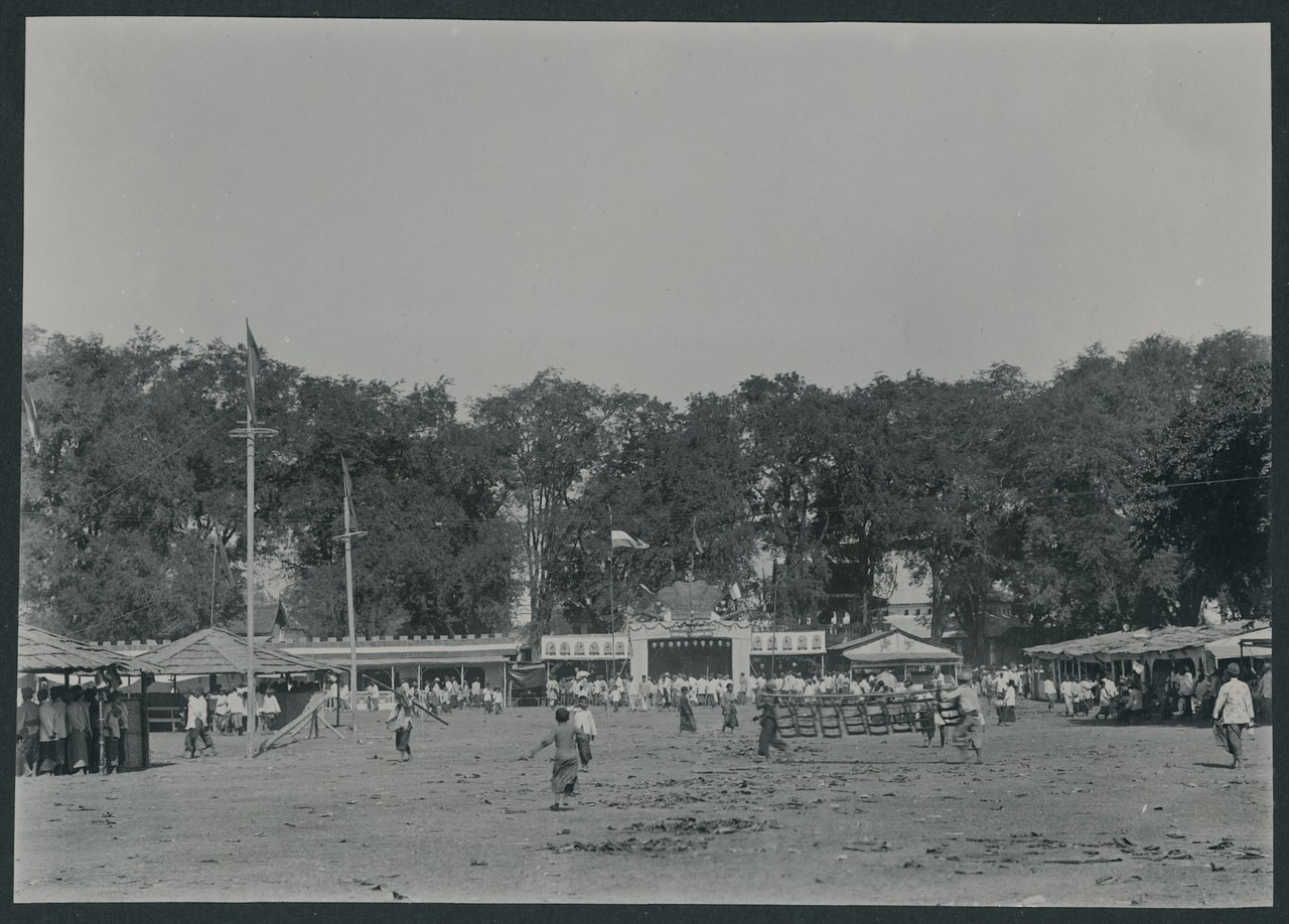 File:KITLV A68 - De feestelijke aloen-aloen te Sitoebondo ter ...